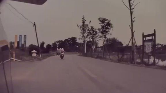 ...撞上前方特斯拉[看][看][看]】近日,一电动车驾驶员骑车玩手机发生了...