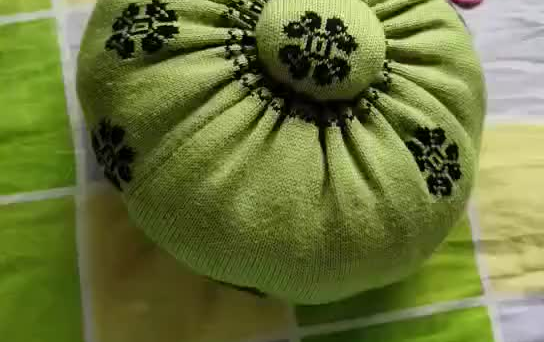 ...成功的把二十年前的一件旧毛衣做成了一个漂亮的抱枕抱枕 旧衣服改造