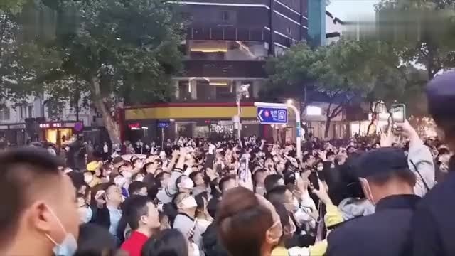 网红郭老师现身南京致交通瘫痪 大批粉丝围堵酒店人山人海