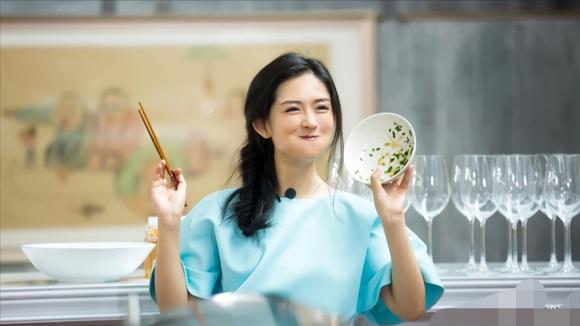 谢娜模仿秀,节目中谢娜模仿所有人的动作神情,粉丝直呼:太像了