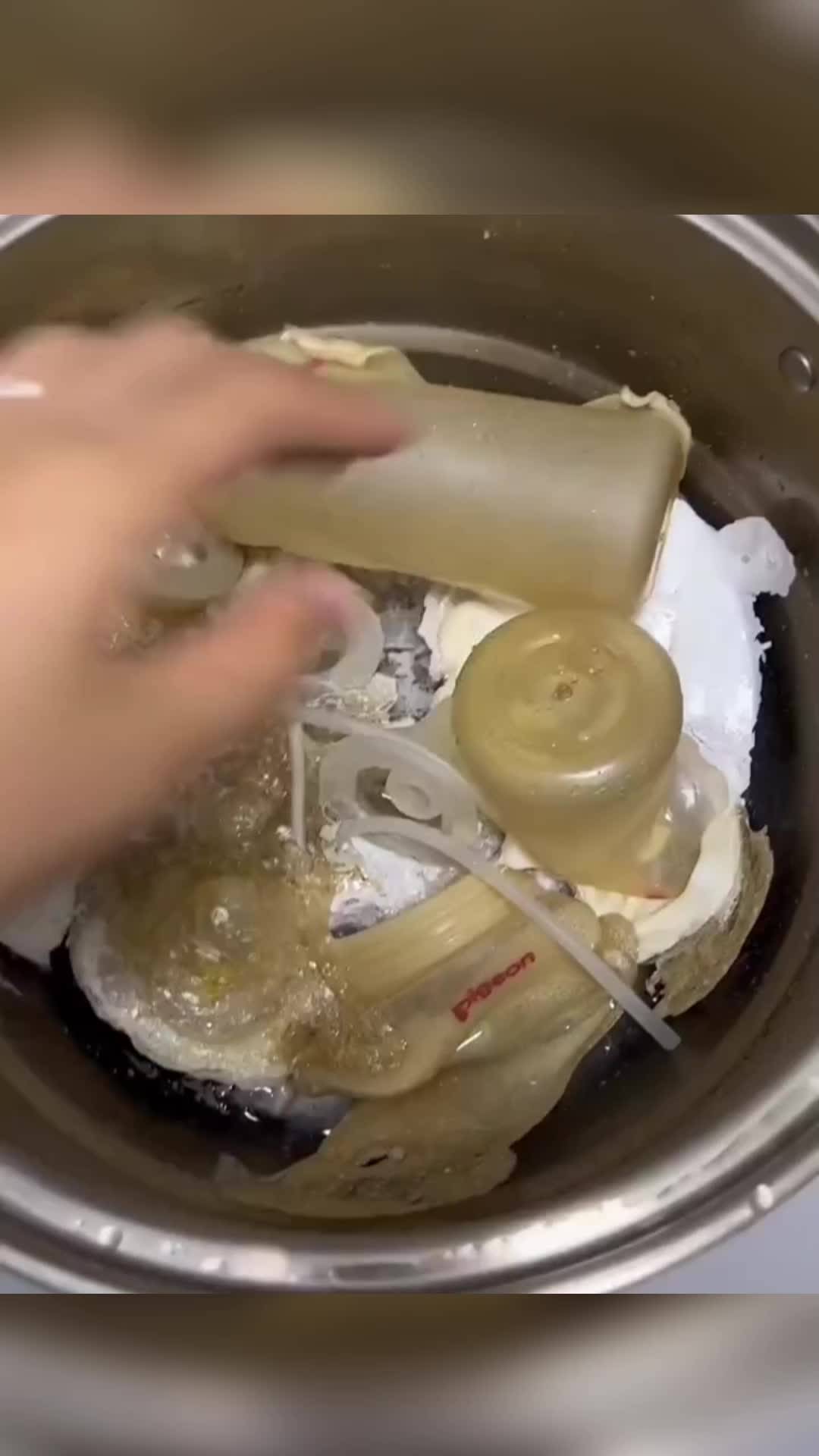 宝妈大半夜煮奶瓶消毒,宝妈:定期用开水消毒 心安