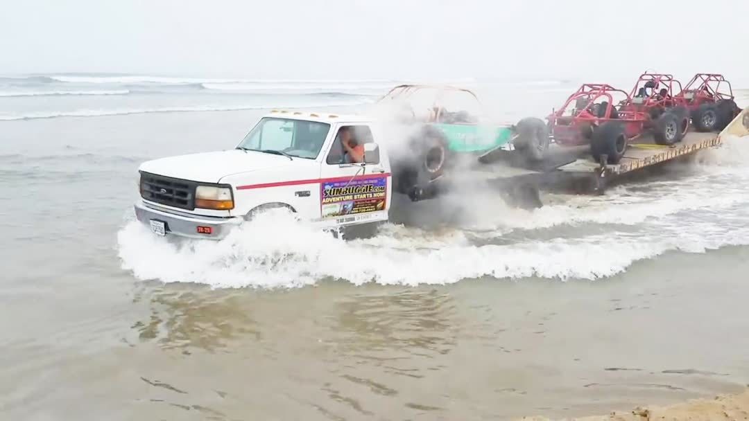 皮卡的任性,后面拉着一个车厢不减速过水路