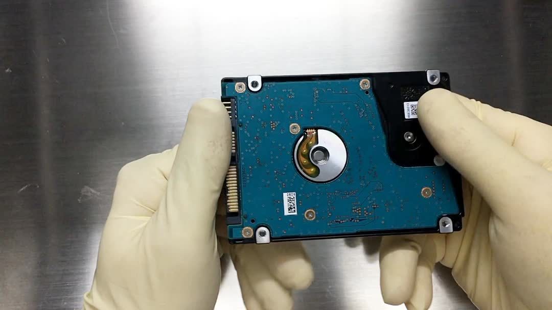 东芝2T硬盘磁头故障,接到电脑不读取,更换新磁头,成功提取数据