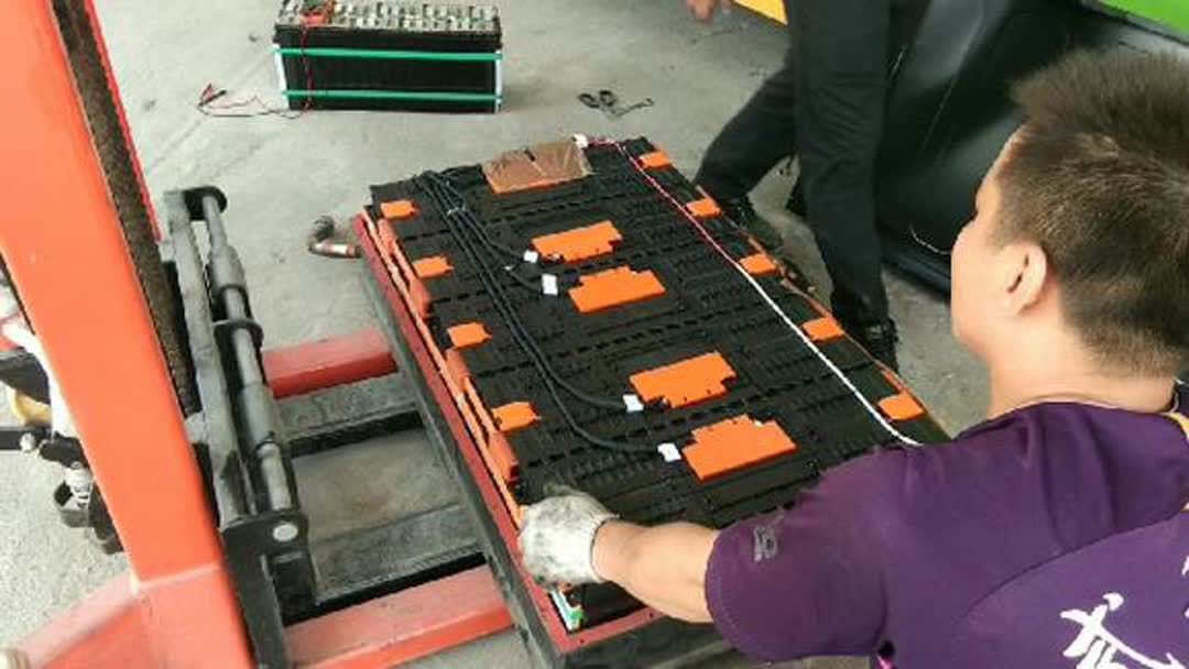 新能源电动公交车,换电池 3万块钱一组,你还敢买小车电动车吗?