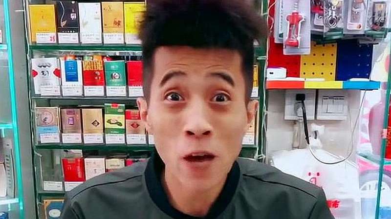 超市老板不会算帐,用计算器都能被顾客坑,这超市要开不下去了