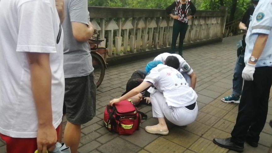 身体太重要了!看这人脸惨白的,120检查了一下就用担架送医院了