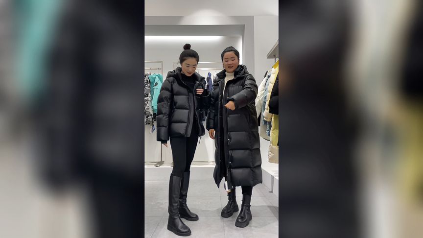 晨晨穿最近大火的黑金羽绒服,满满的充绒量,鹏鹏给媳妇安排