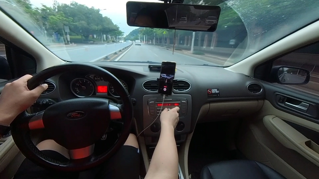 手动经典福克斯游走青山环路,斯巴鲁引擎乱入