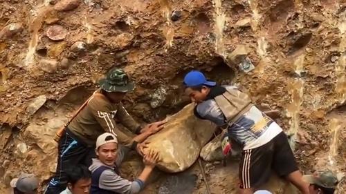 挖个翡翠真不容易,地形危险不好找,所有翡翠会那么的保贵