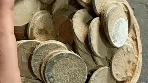 在农村收购的硬币,看上去有些年代了,不知道能值多少钱