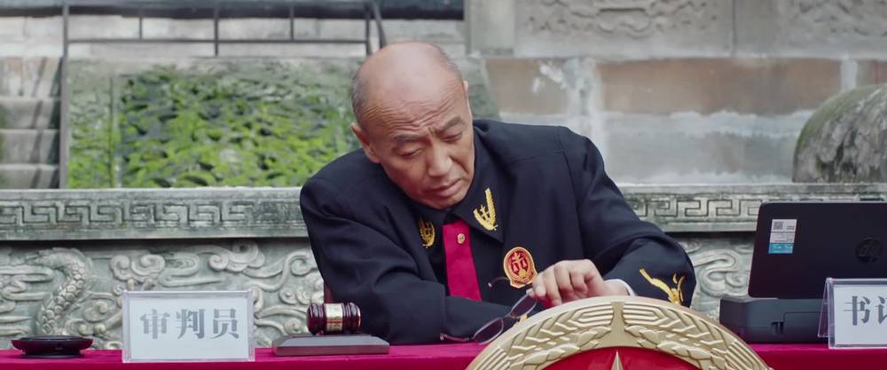 法官在判决时,要求大爷给证据,大爷正为难时卖猪的人突然出现