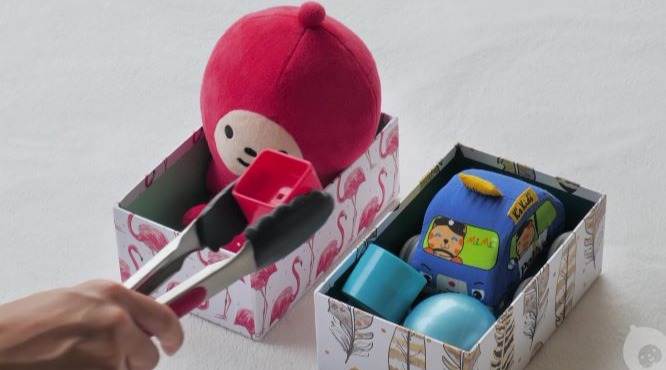 巧用家中日常用品做游戏,锻炼宝宝身体控制能力