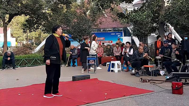百姓戏迷广场,洛阳牛女士演唱曲剧《卖娘》唱段