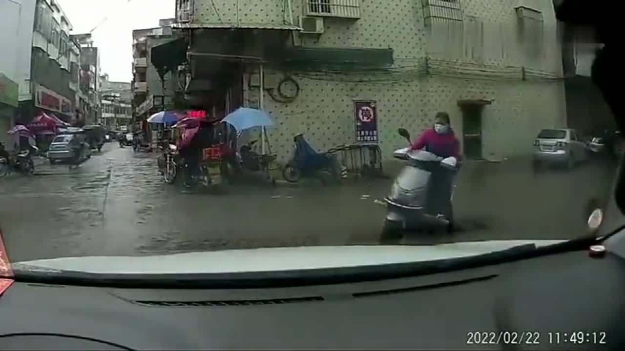 女子不熟悉电瓶车操作方式,停下后扭转加速转把撞向视频车