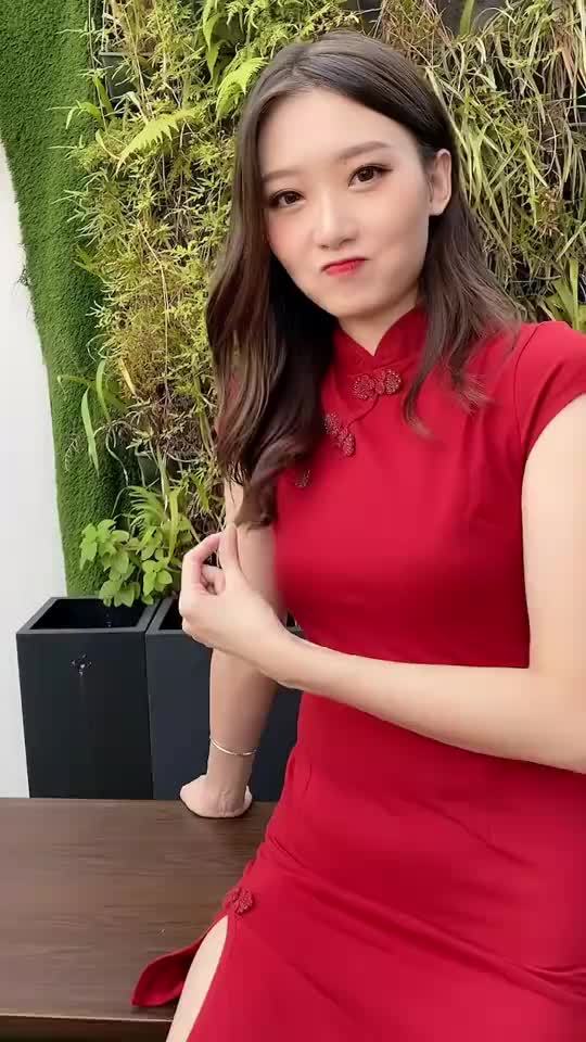 拥抱其实是最虚伪的动作,虽然两颗心靠得很近,却看不见对方的脸