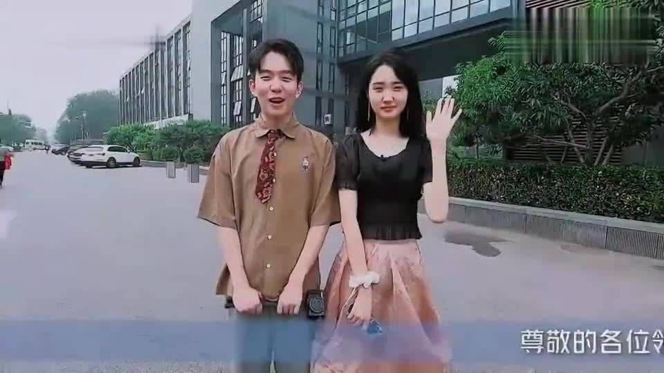 李雪琴北大校门名场面,被王玥在清华大门爆笑还原,笑哭