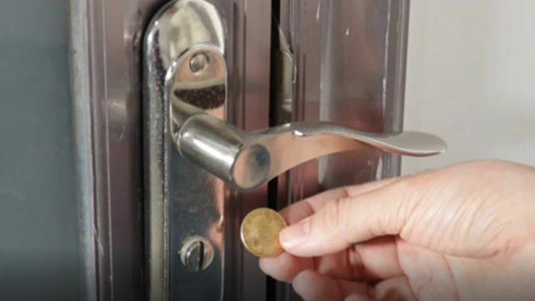 门被反锁不用找开锁师傅,只需一枚硬币,一秒解决问题,简单实用