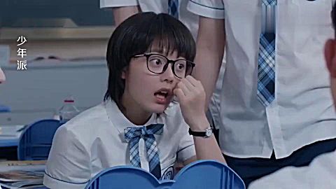 江天昊用计算器打小游戏,不料钱三一更厉害,瞬间俘获校花芳心!