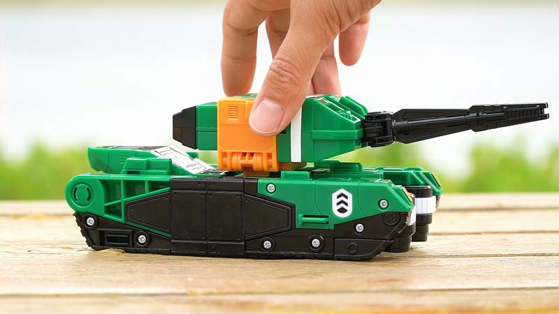 认识工程车:军事玩具车、导弹发射车、坦克、直升飞机、汽车模型