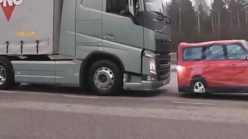 沃尔沃卡车主动安全测试,即使没撞上看着也好危险