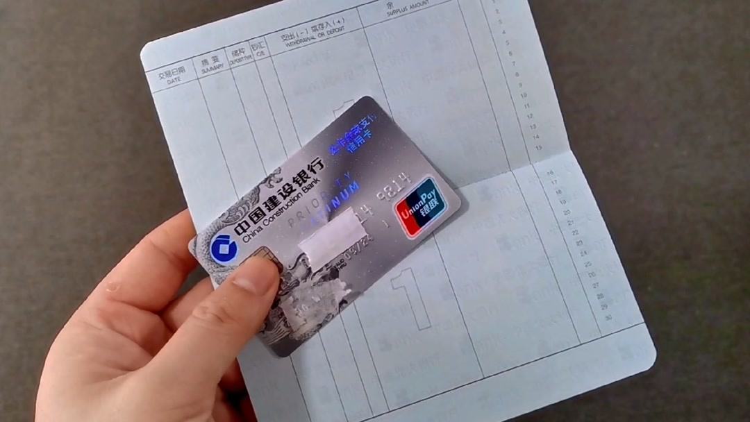 存钱用存折好还是银行卡好?银行柜台员工说出实话,尽早提醒家人