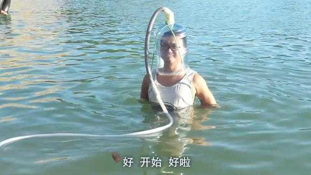 小伙用水桶和塑料管自制水下呼吸器,可累坏了在一旁打气的小哥哥