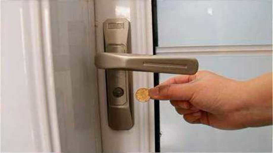 门被反锁别着急找锁匠,掌握这技巧,轻轻一拧就打开,方便又省事