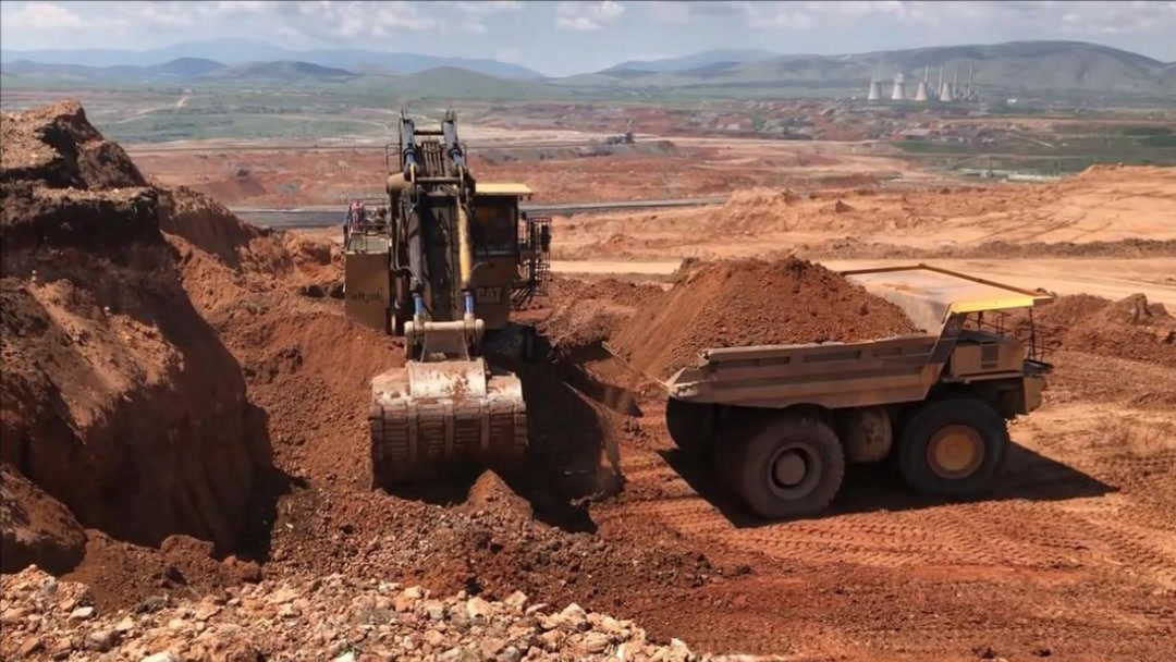 这台挖掘机拥有6支液压泵 工作效率看起来并不高