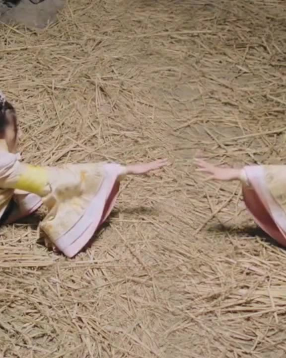 小檀遇到了一个和自己长得一模一样的神秘女子,把自己吓到了!