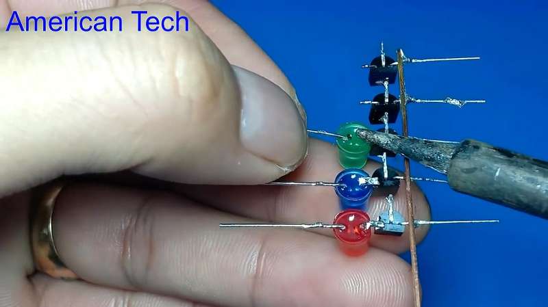 使用三极管、电阻、发光二极管制作一个简单LED流水灯