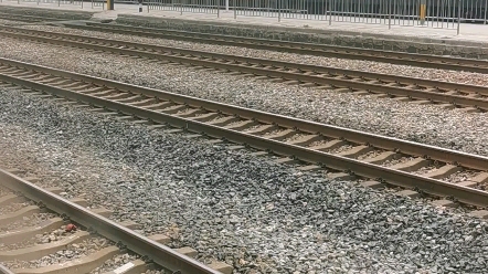 K728次列车进霸州站,对面四节原色的K1620