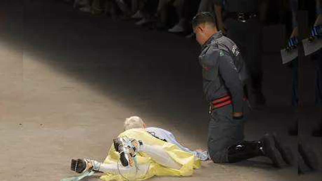 男模走秀踩到鞋带摔倒当场猝死,观众以为是表演等他站起来