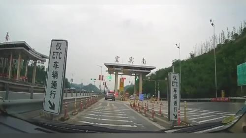 行车记录仪:这SUV挺有想法的,ETC通道都敢过来蹭,我就静静地看你出...