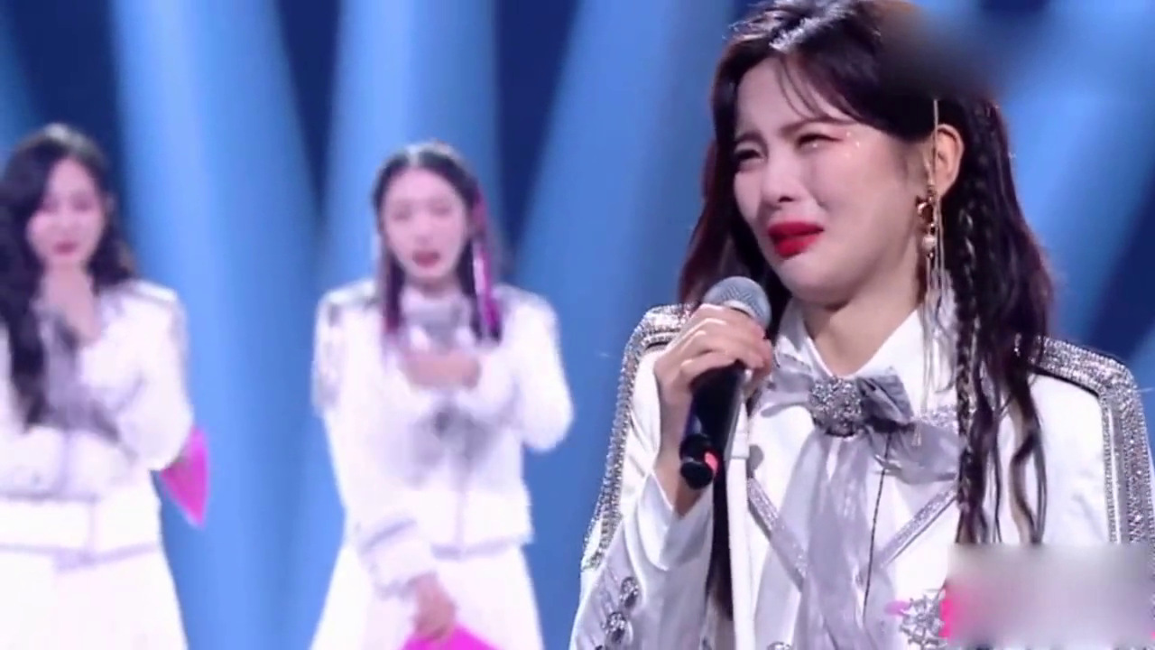 组合解散杨超越泣不成声,上台发表离别感言惹成员爆笑,说话都说不清了!