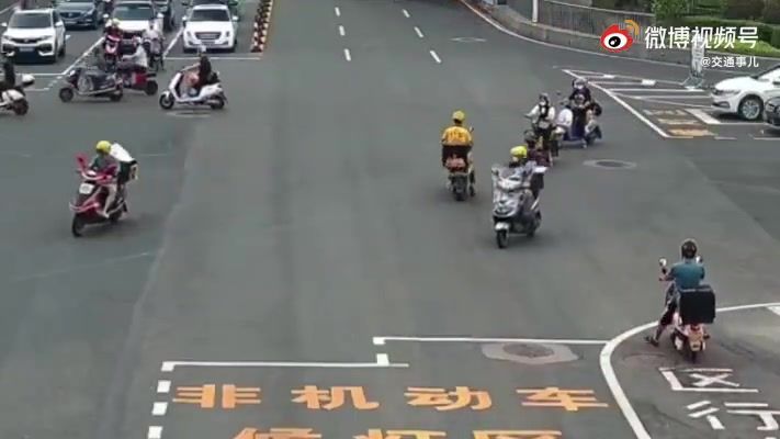 别拿生命去送餐!外卖骑手为赶时间闯红灯,被撞受伤还得负全责!