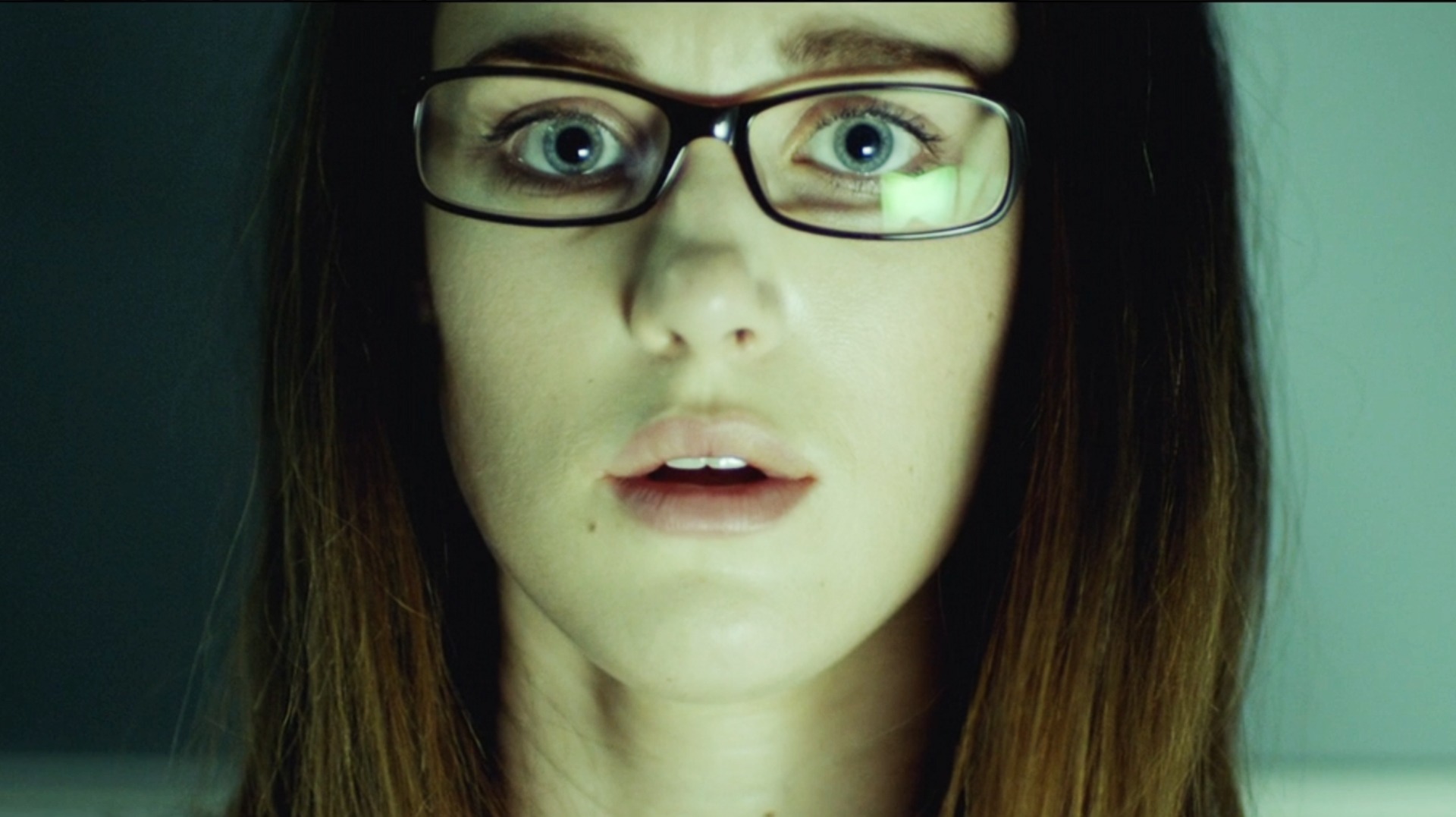 【麦绿素】封闭实验室内机器人因爱生恨,女主能否逃出《非凡》