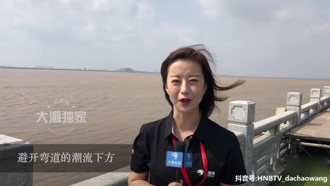 潮水冲人瞬间被拍下 !别说我没告诉你怎么安全观潮#钱塘江大潮