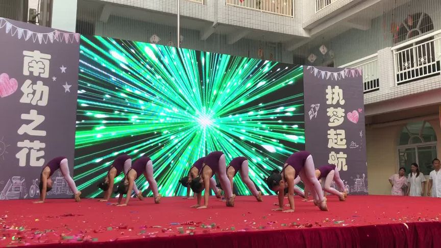 舞蹈队在毕业典礼上的表演