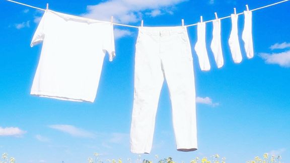 教你一个洗白色衣服的小窍门,无需漂白剂,方法简单实用