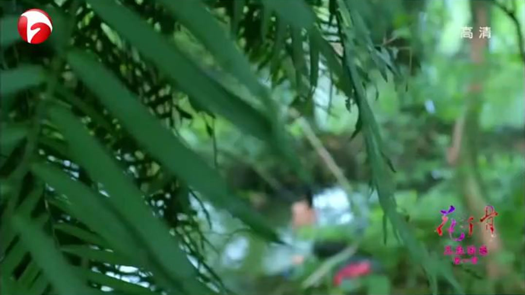 男子偷看美女洗澡,