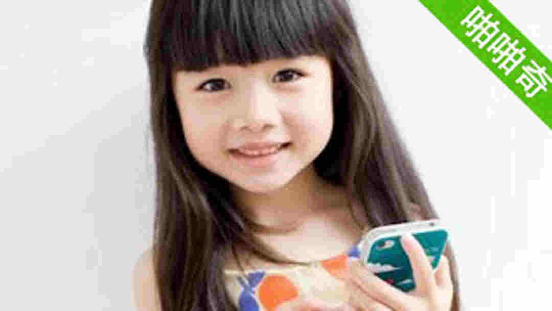 小女孩学走模特步