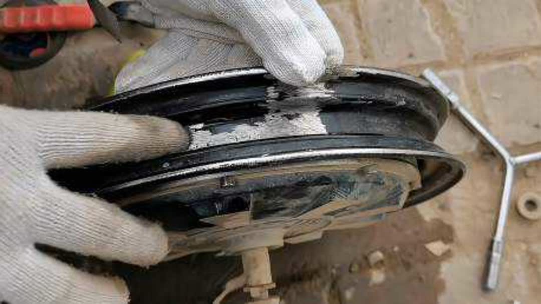 电动车电机断裂都说需要换新,师傅教你不换新修好继续使用