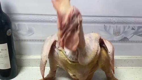 吃之前还这样摆姿你,实在是不好意思,验证过后可以确定你是"战斗鸡"!