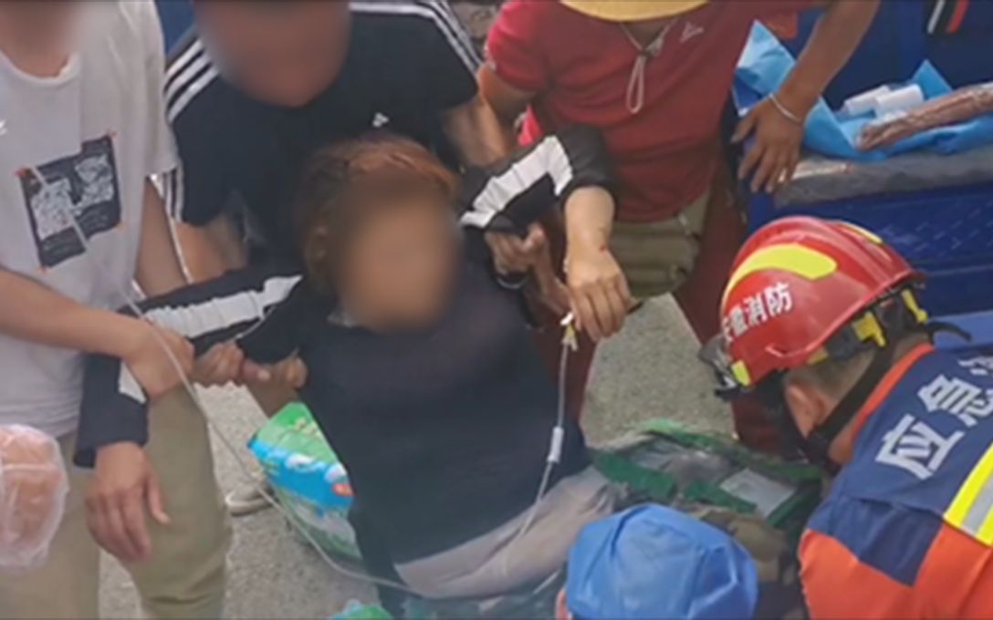 女子驾车打瞌睡撞断隔离栏 家属全程充当人肉靠垫协助消防破拆