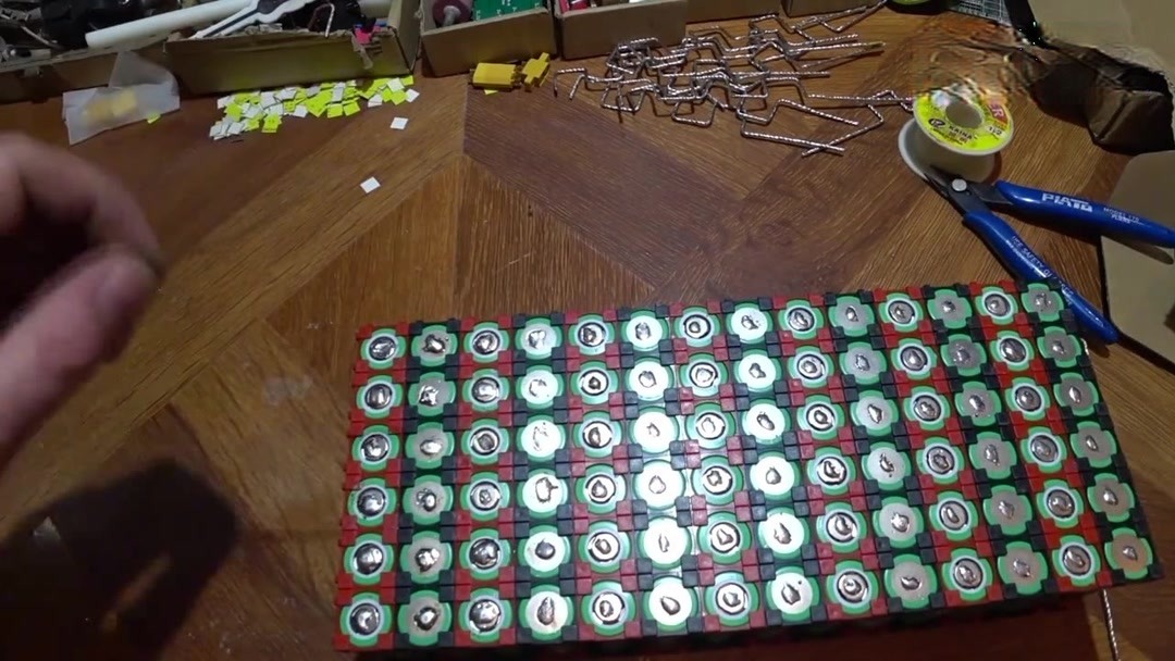 牛人!在家用5V电池,自制一块电动车电池