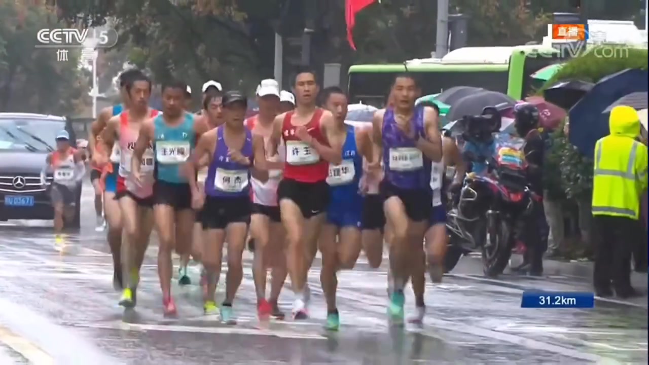 在CCTV5直播画面里找到了自己,我就是那个默默在人群中卖力挥舞...