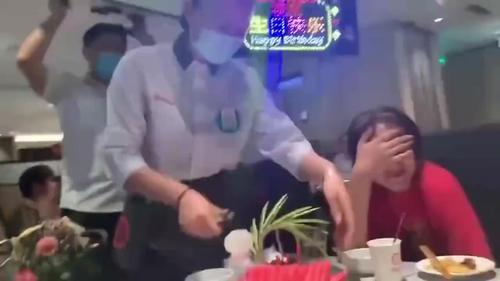 海底捞服务有多好,得知女顾客生日没蛋糕,他们送来惊喜