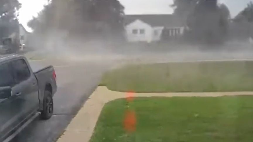 美国遭遇强风暴天气:黑云滚滚吹翻房屋电杆 超25万户家庭停电