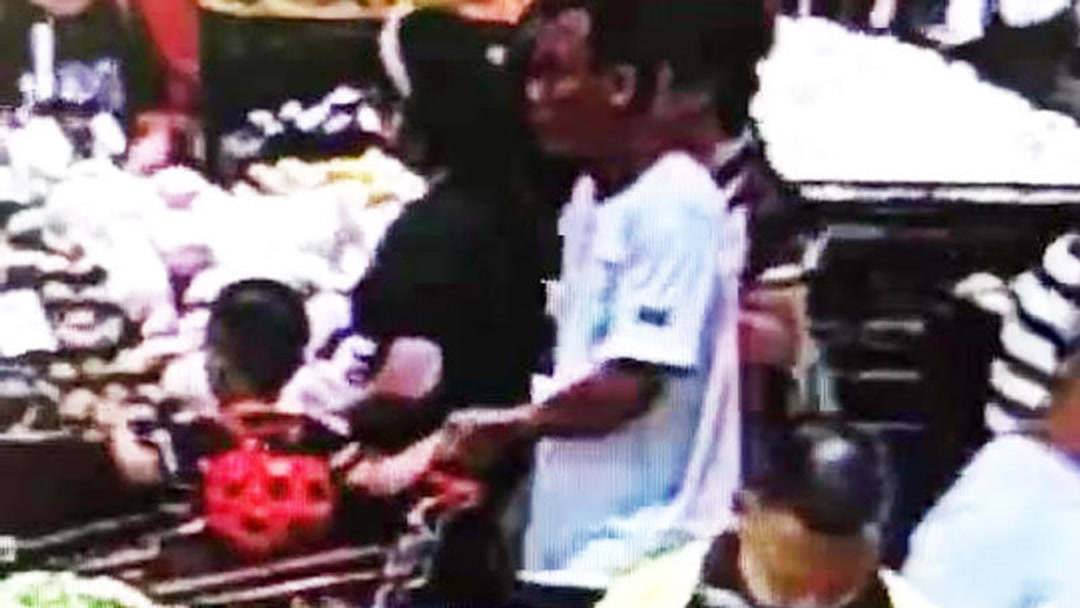 男子超市内瞬间抢走孩子金手镯 几秒作案后迅速逃跑