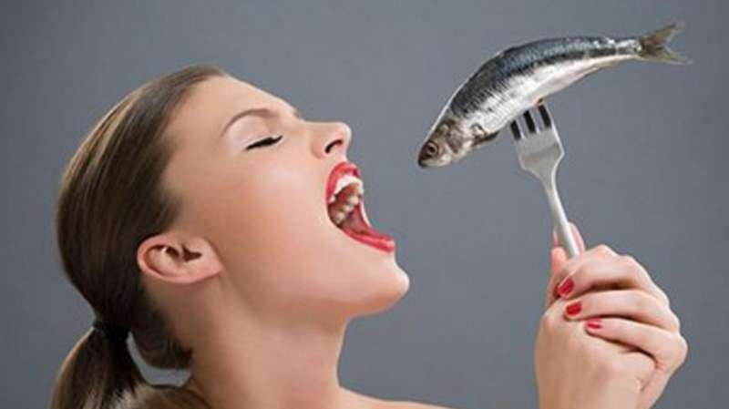 宝宝吃鱼刺卡在喉咙,家长用这个方法救回孩子一命!